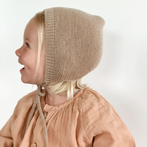 Hvid Knitted Bonnet Dolly - Sand – Elenfhant